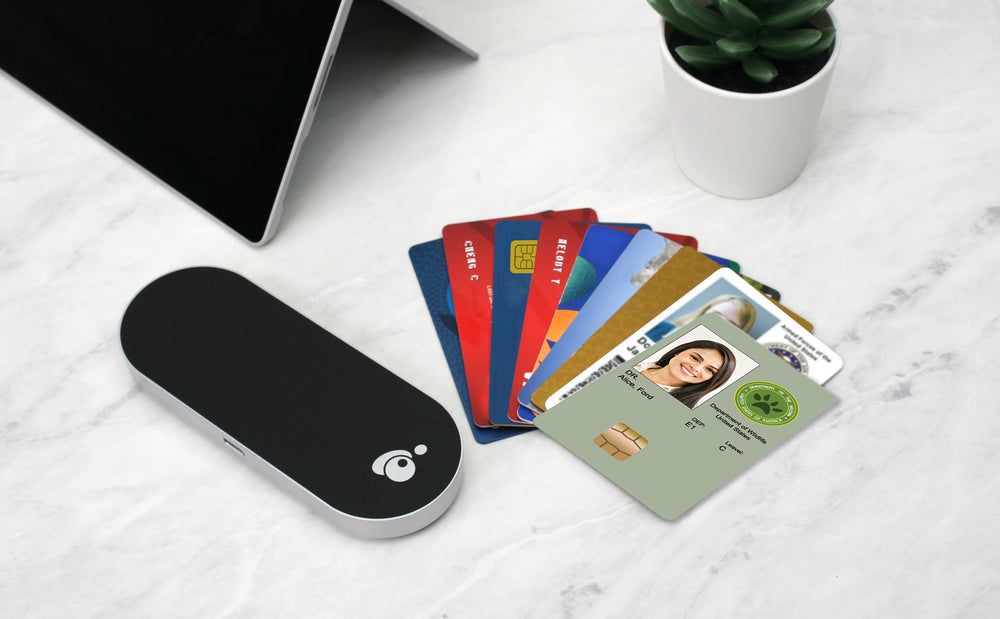 GUH3C200TAA - IOGEAR USB-C CAC Reader Hub with Power Pass Through(TAA)